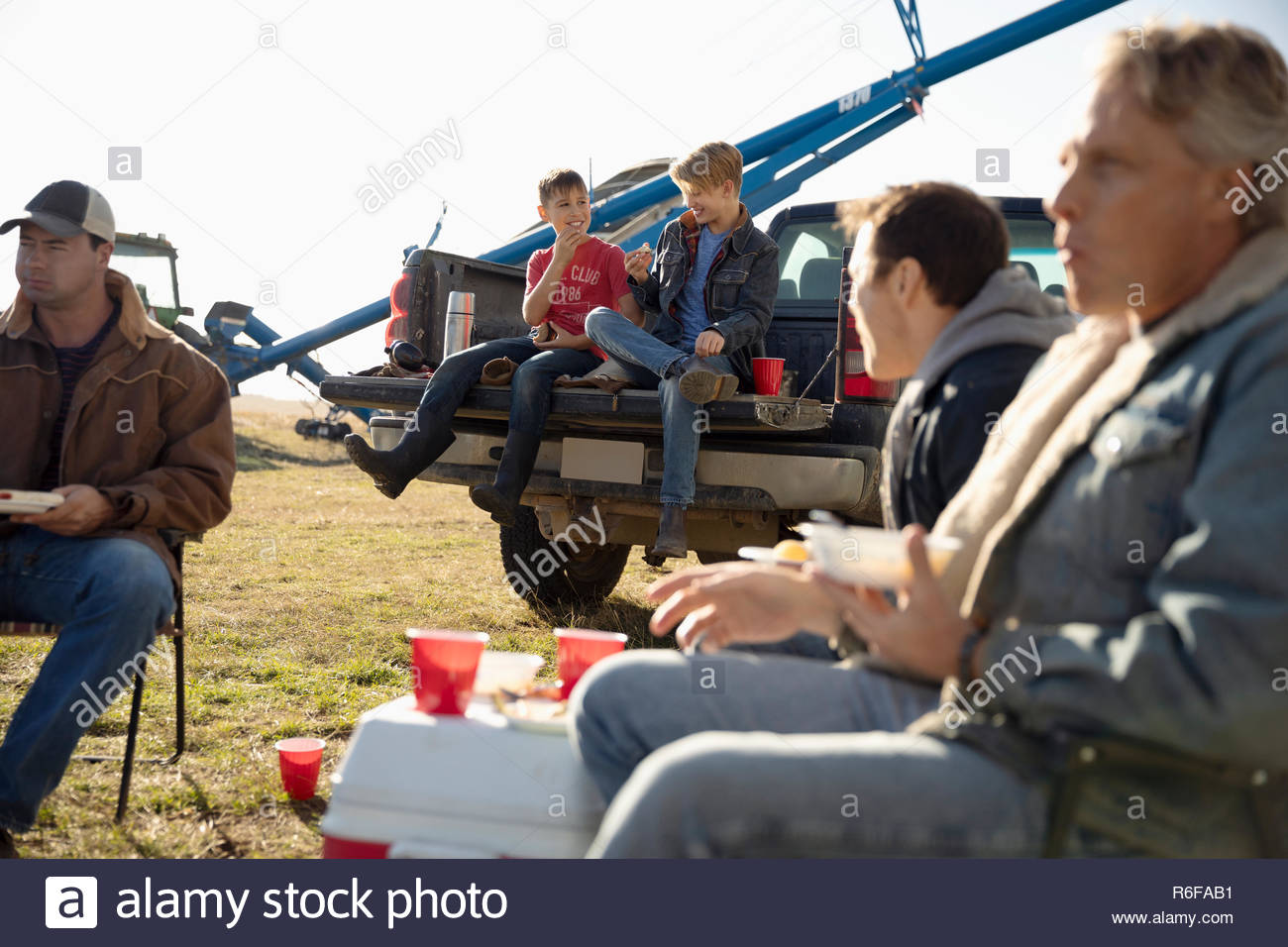 Field worker have lunch hi-res stock photography and images - Alamy
