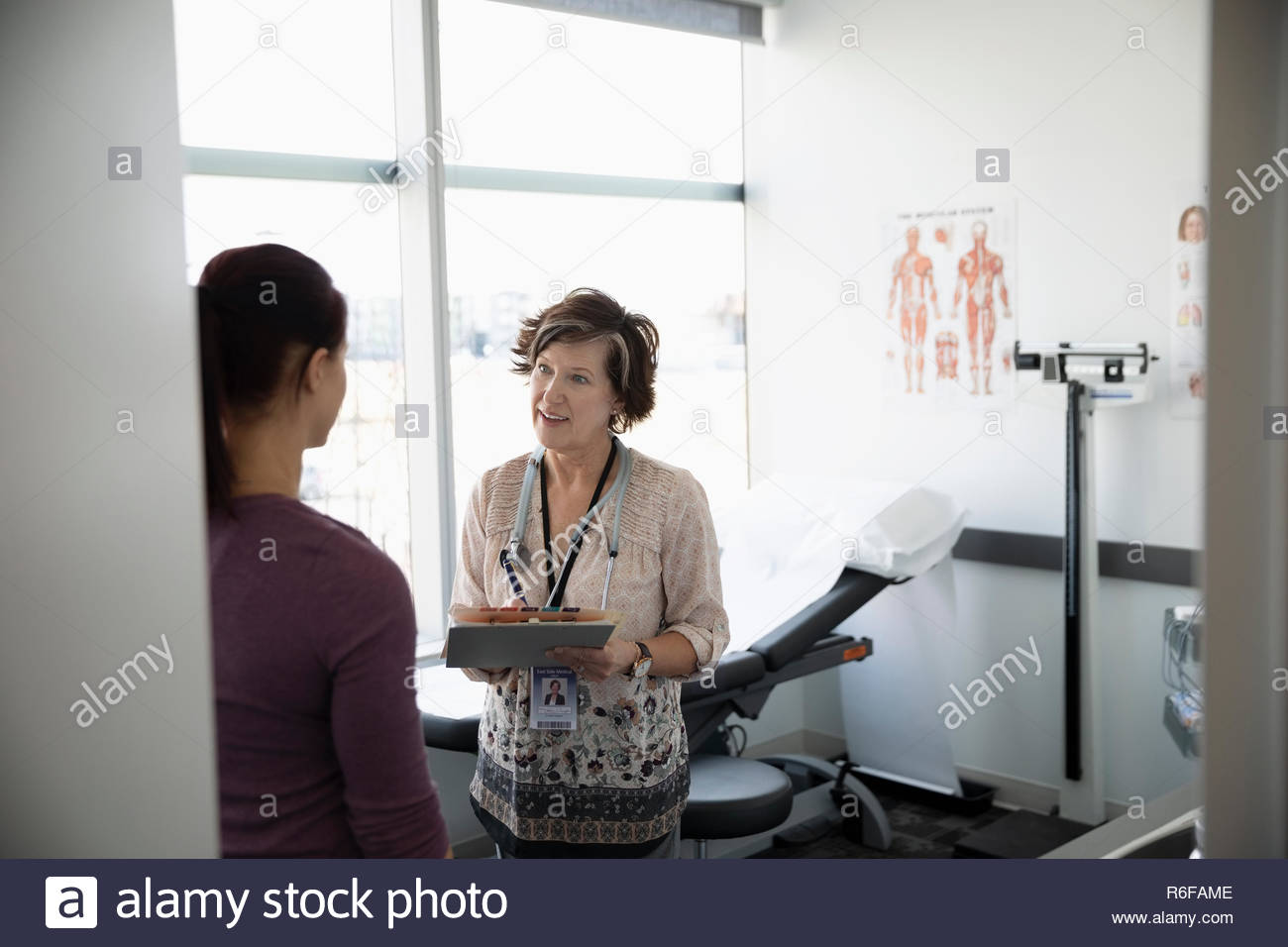 Doctor talking woman patient hi-res stock photography and images - Alamy