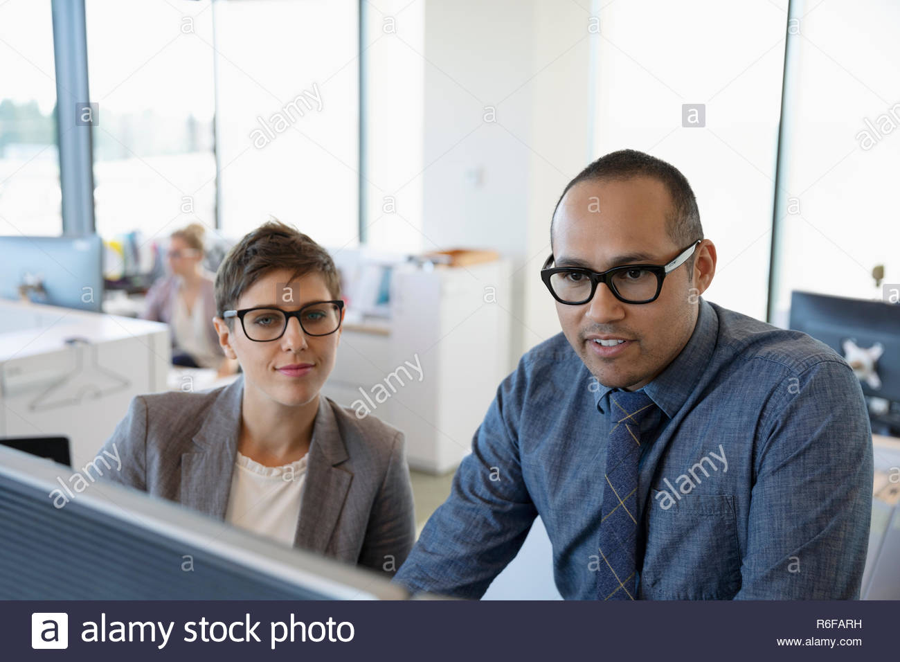 People working computer office hi-res stock photography and images - Alamy