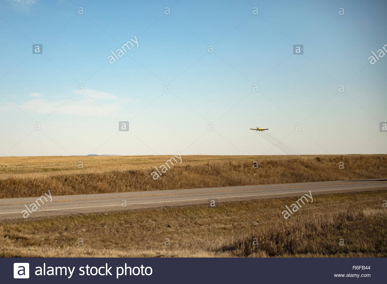 Airplane flying over agricultural field hi-res stock photography and ...