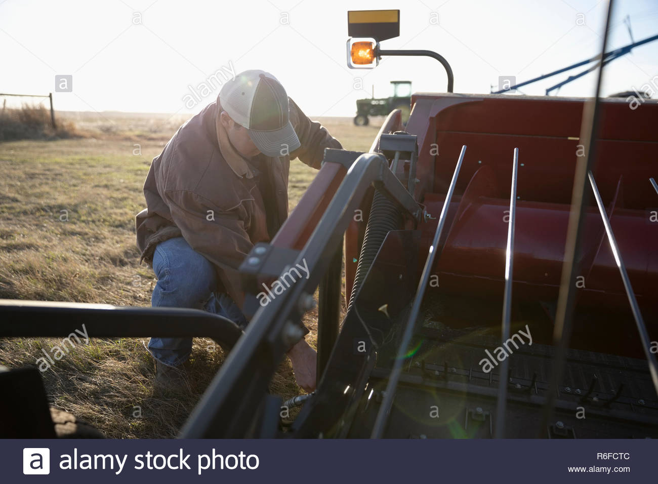 Man fixing tractor hi-res stock photography and images - Alamy
