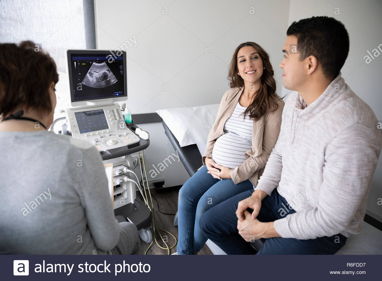 Doctor ultrasound pregnant hi-res stock photography and images - Alamy