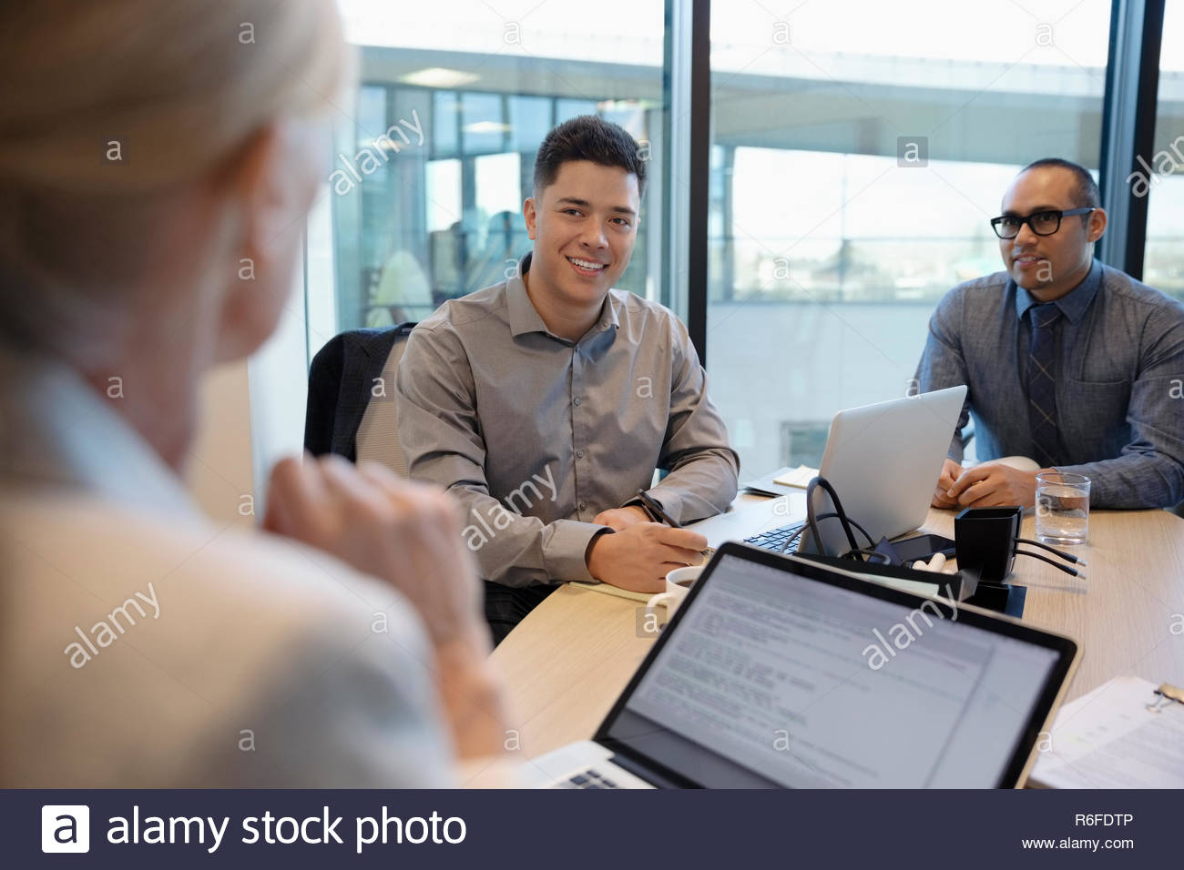Man talking in front of a group of people hi-res stock photography and ...