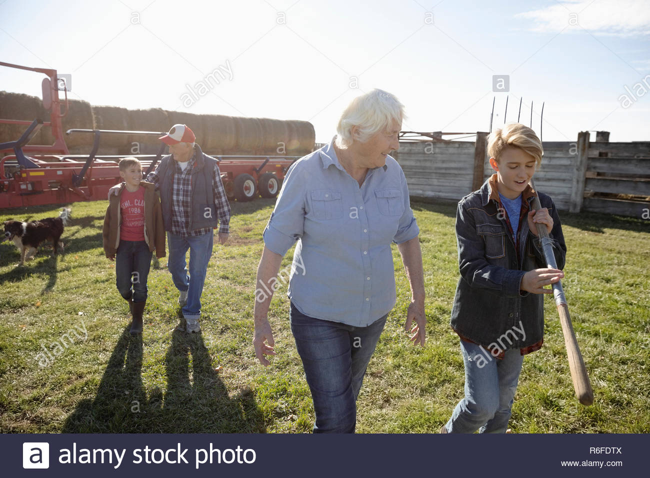 Elderly farm couple hi-res stock photography and images - Alamy