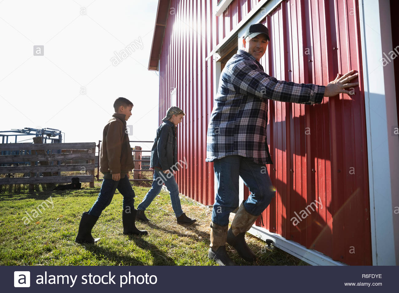Side door to barn hi-res stock photography and images - Alamy