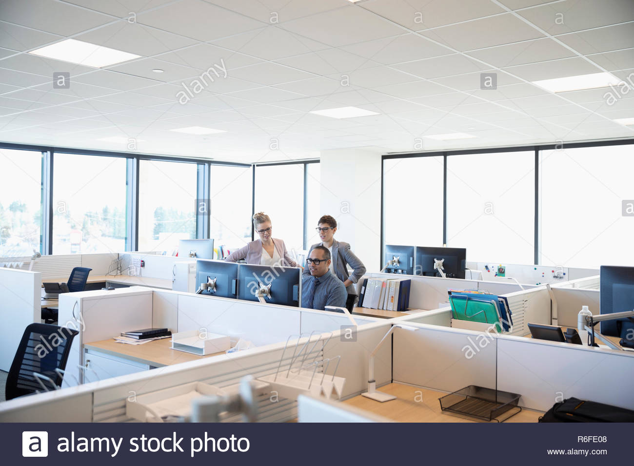 People working computer office hi-res stock photography and images - Alamy