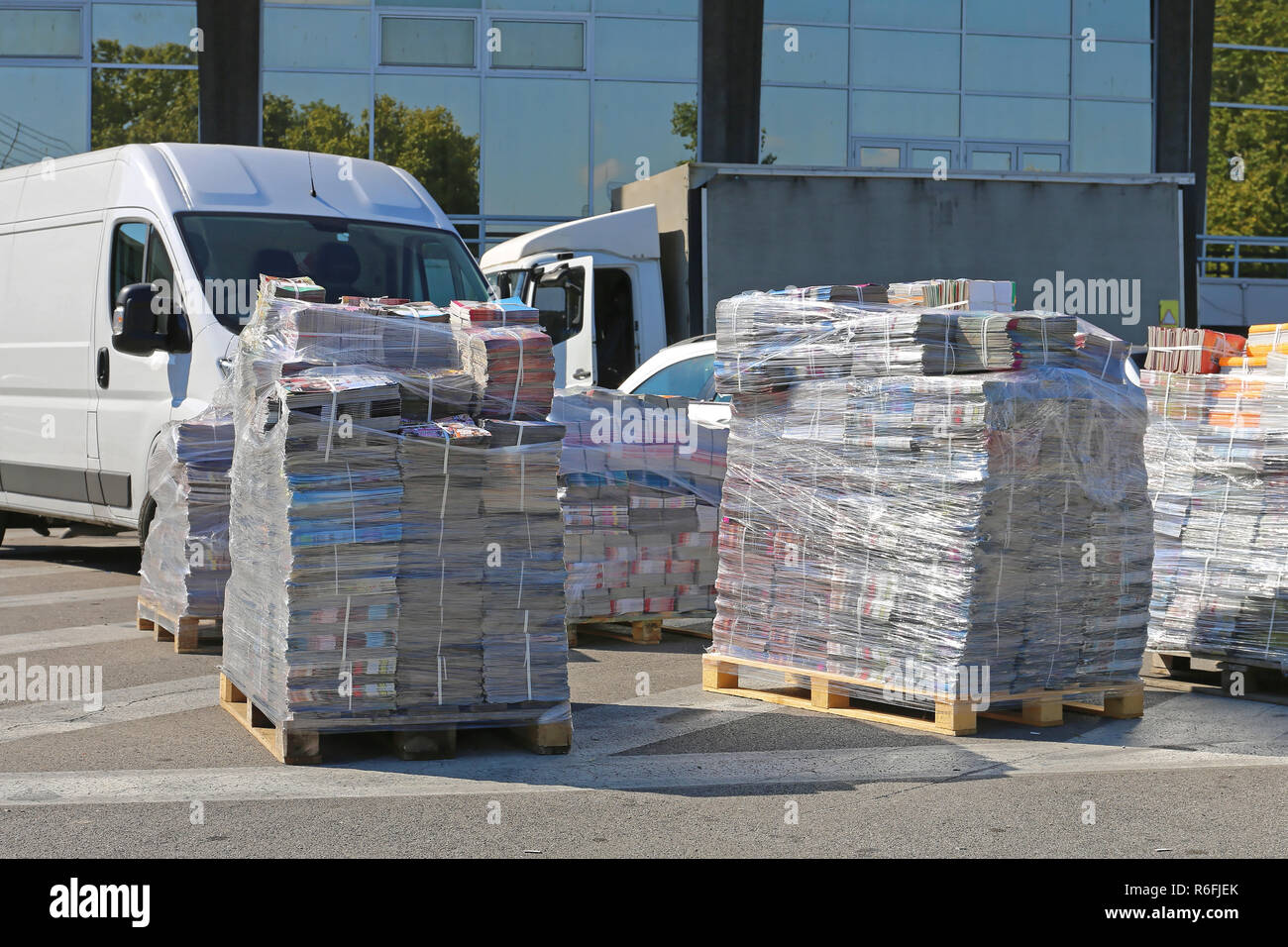 Shipping magazines hi-res stock photography and images - Alamy