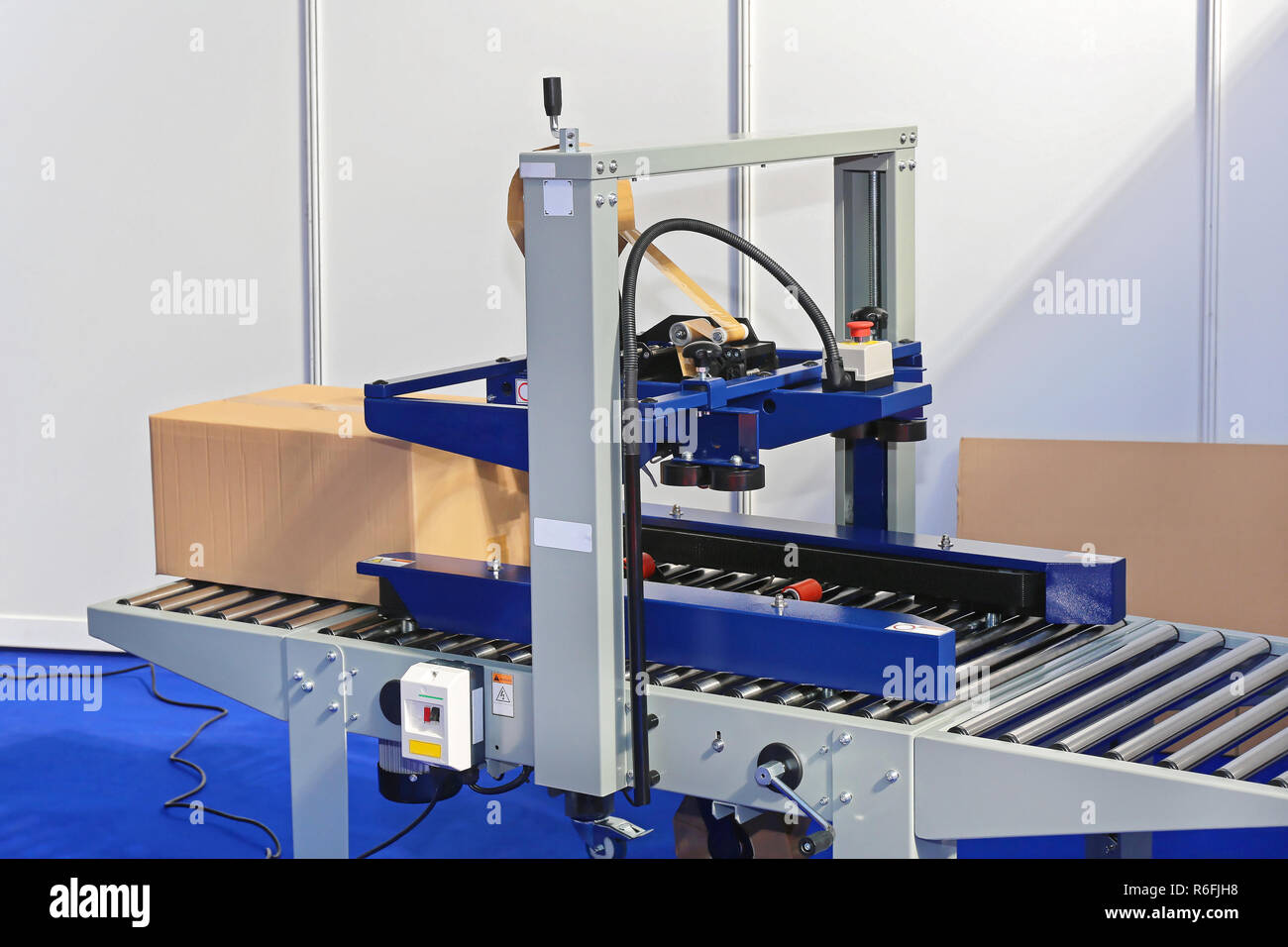 Robot packing box hi-res stock photography and images - Alamy