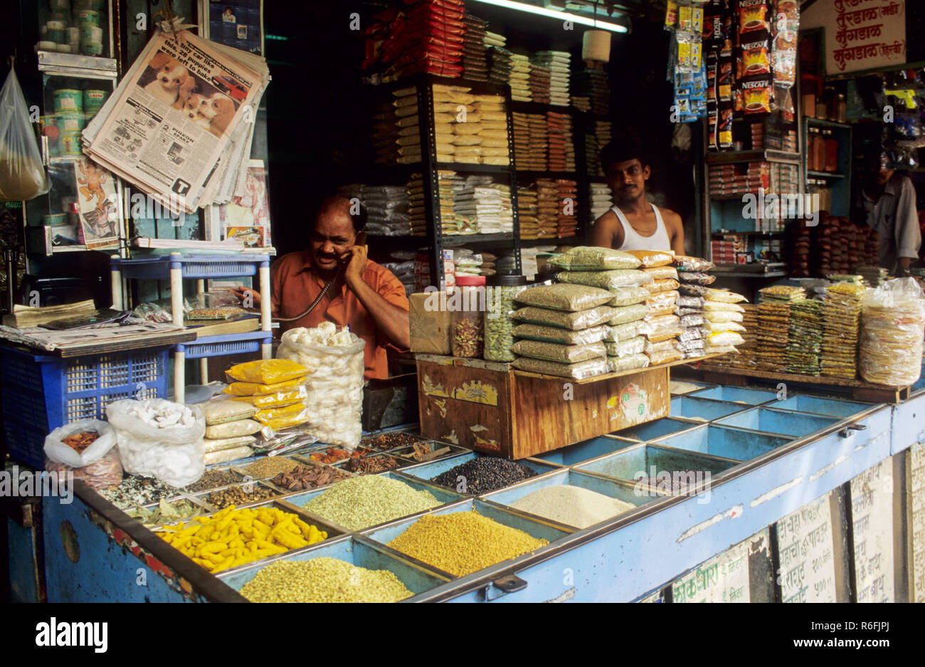 India mumbai shop hi-res stock photography and images - Alamy