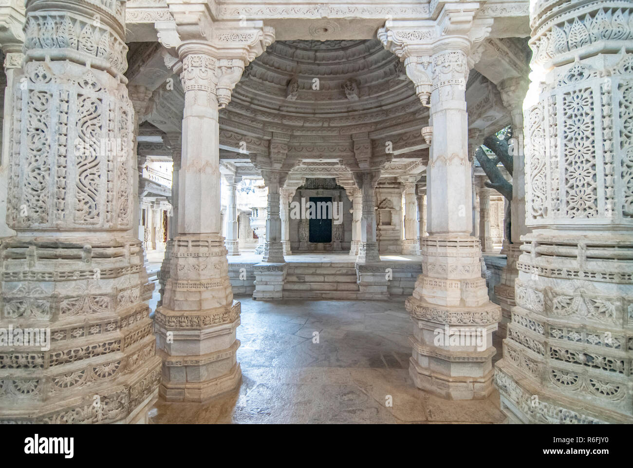 Marble Columns In Chaumukha Mandir Jain Temple Ranakpur, Rajasthan ...