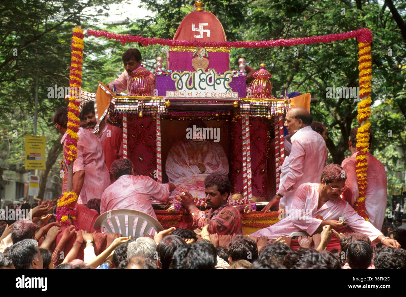 Jain Acharya Devendra Munji Funeral Procession Cremation, Bombay Mumbai ...