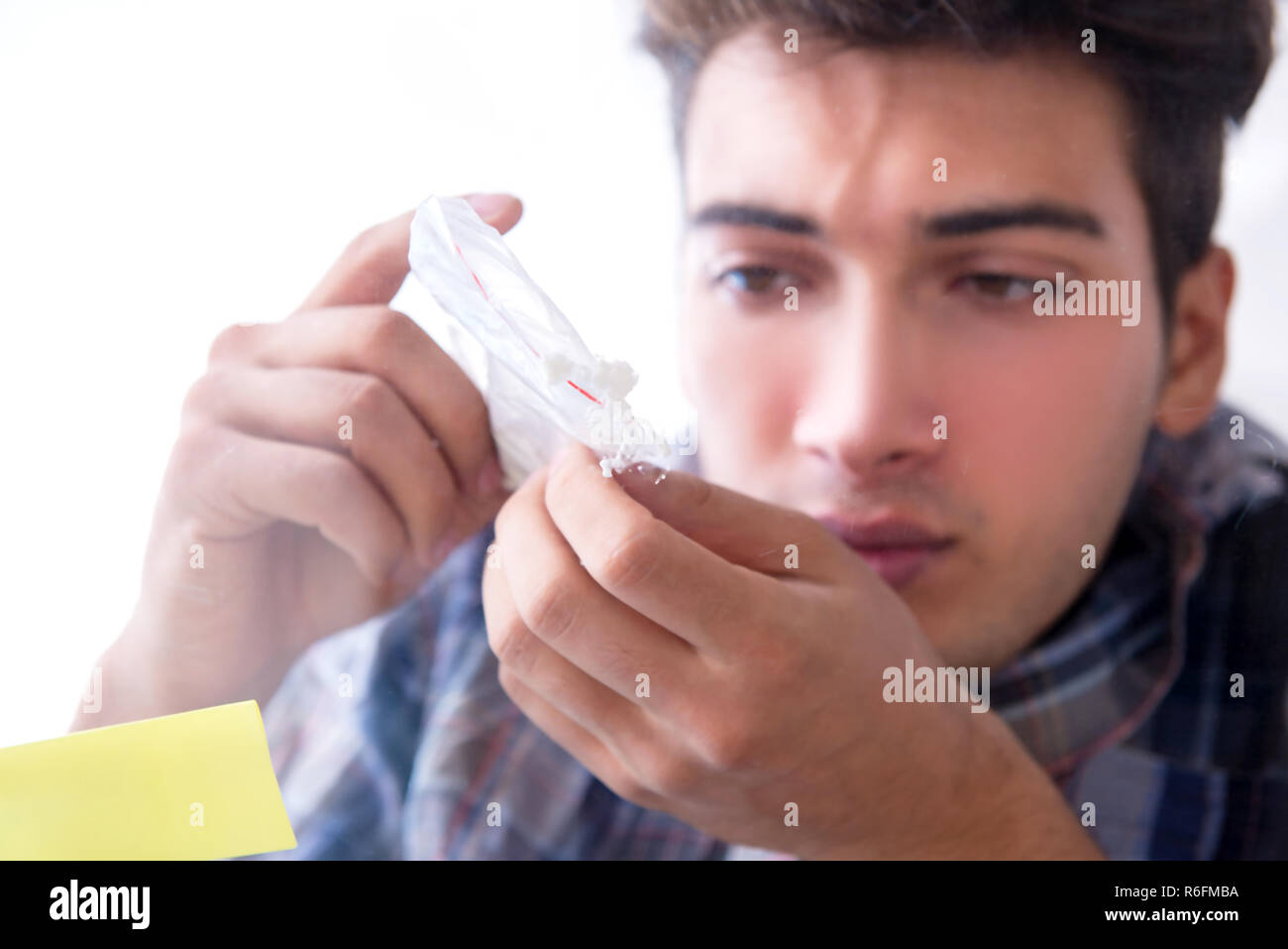 Cocaine sniffing business hi-res stock photography and images - Alamy