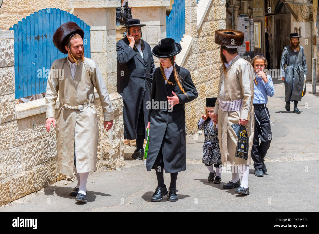 Hasidic family hi-res stock photography and images - Alamy