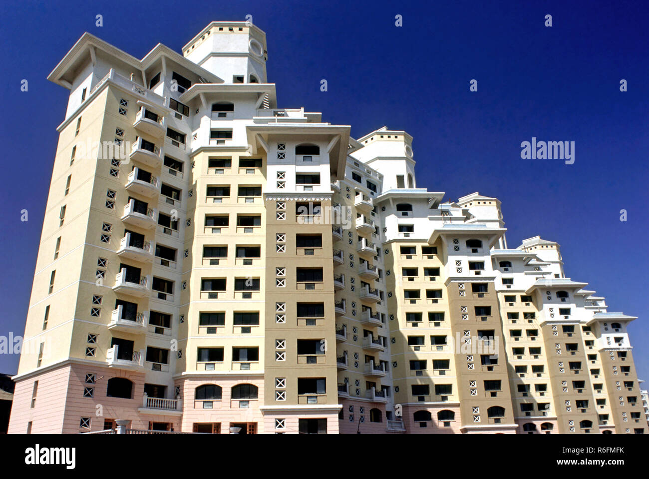 High rise housing complex hi-res stock photography and images - Alamy