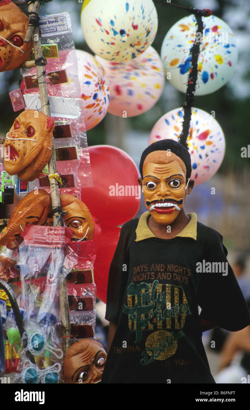 Indian boy selling balloons hi-res stock photography and images - Alamy