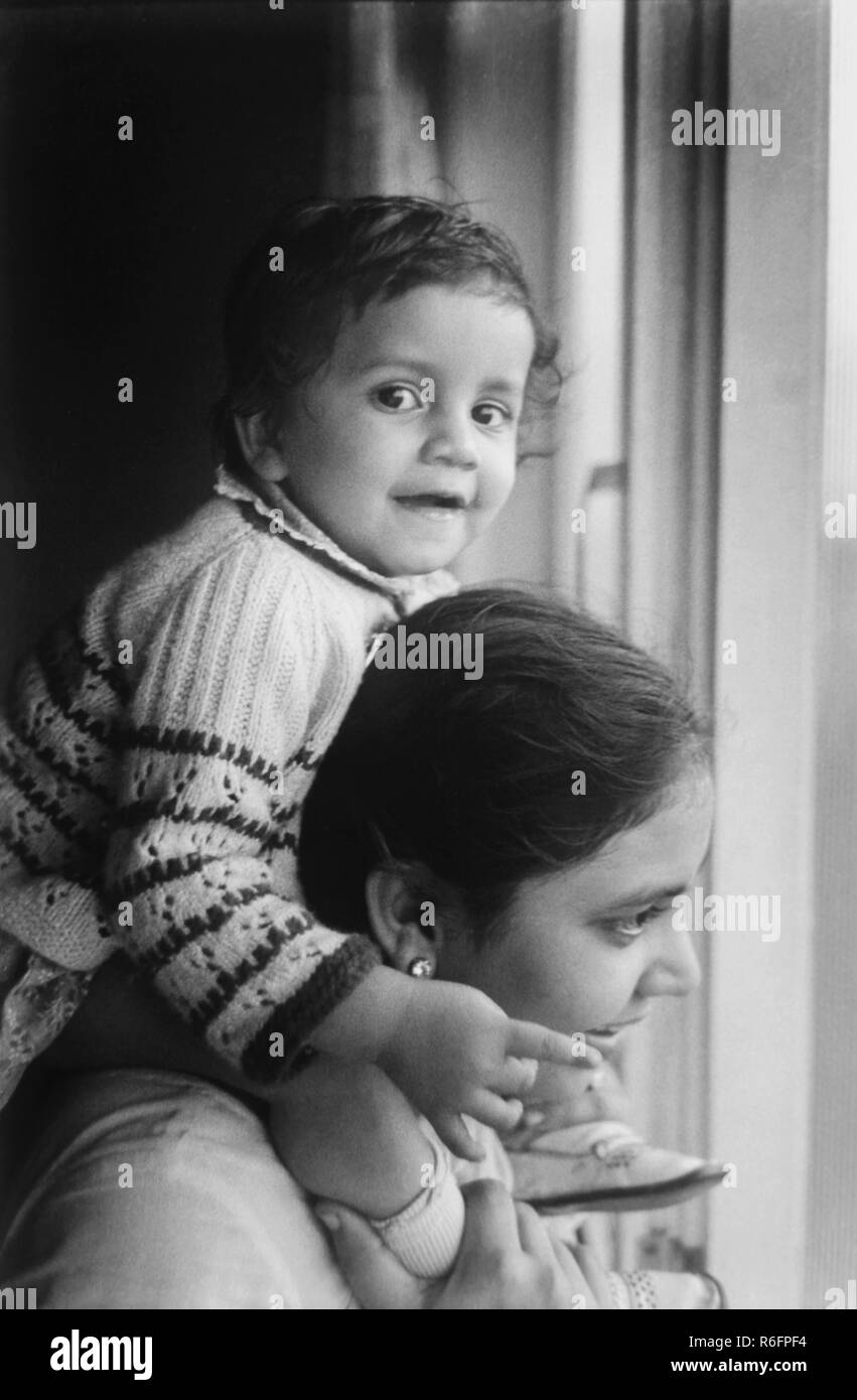 Mother with child, india Black and White Stock Photos & Images - Alamy