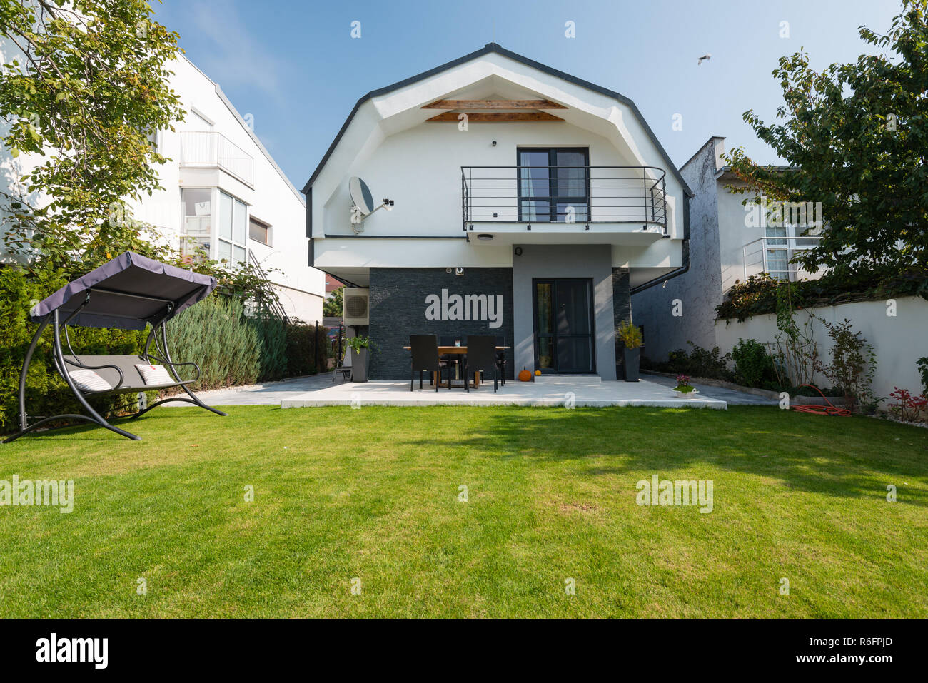 Modern house exterior - view from the garden Stock Photo - Alamy