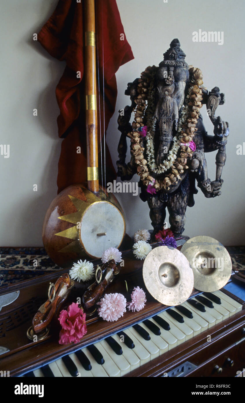 Four musical instruments hi-res stock photography and images - Alamy