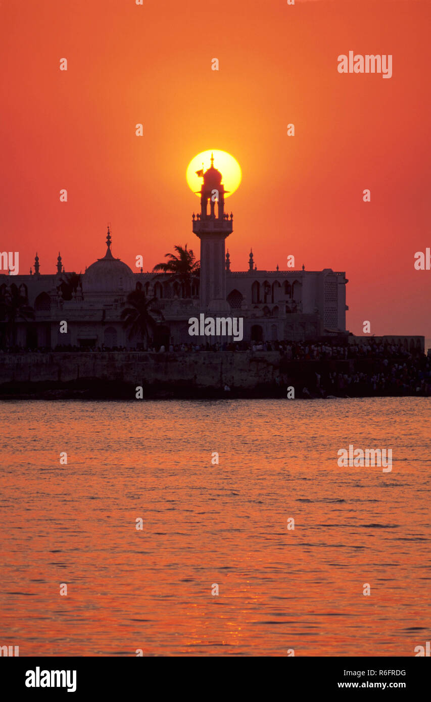 Haji ali seashore silhouette hi-res stock photography and images - Alamy