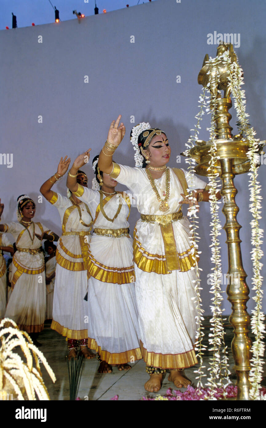Women celebrating onam festival hi-res stock photography and images - Alamy