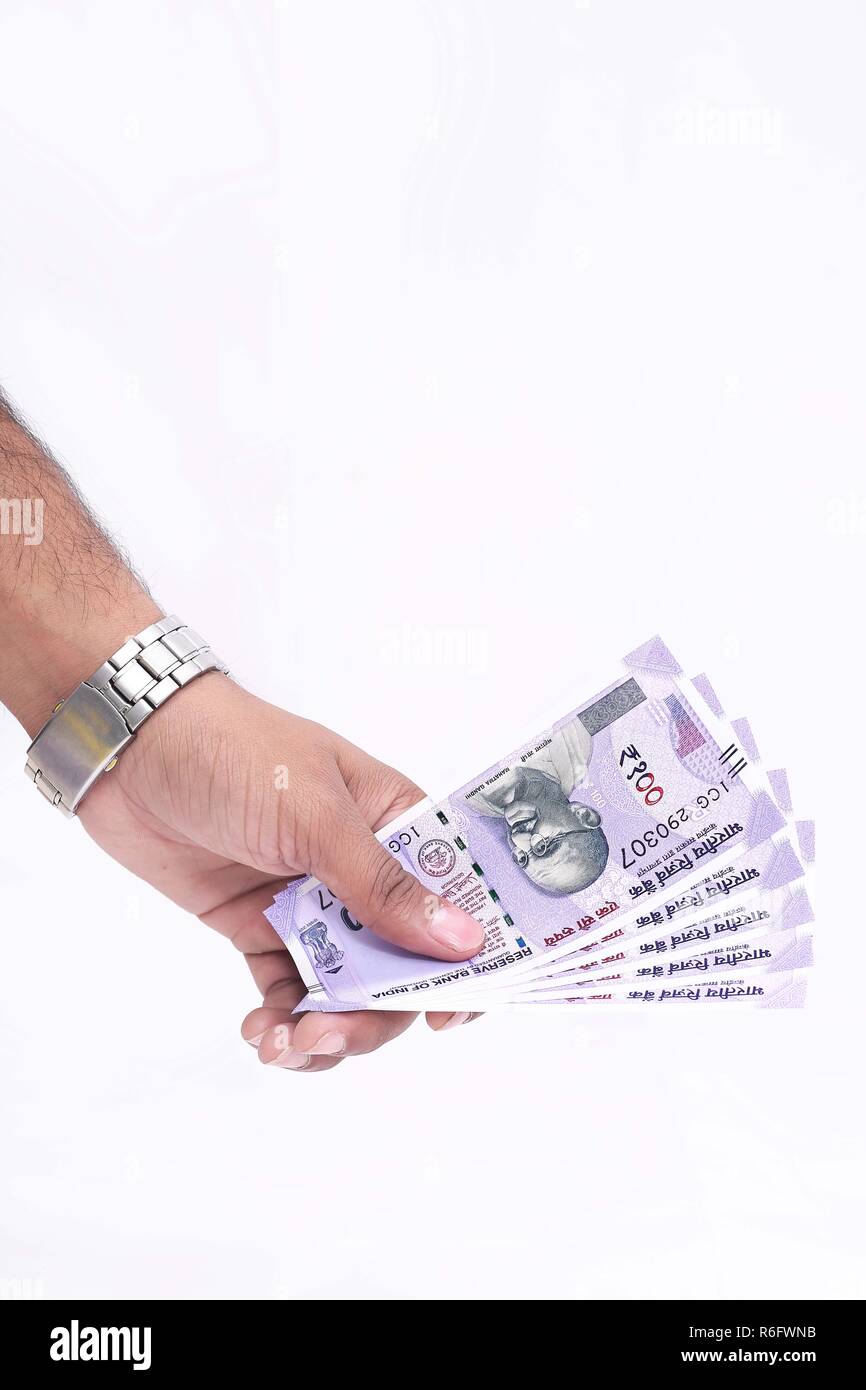 Hand holding indian rupee notes hi-res stock photography and images - Alamy