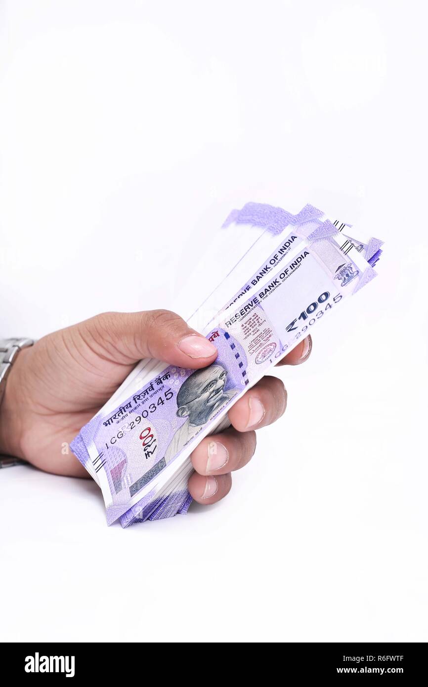 Hand holding indian rupee notes hi-res stock photography and images - Alamy