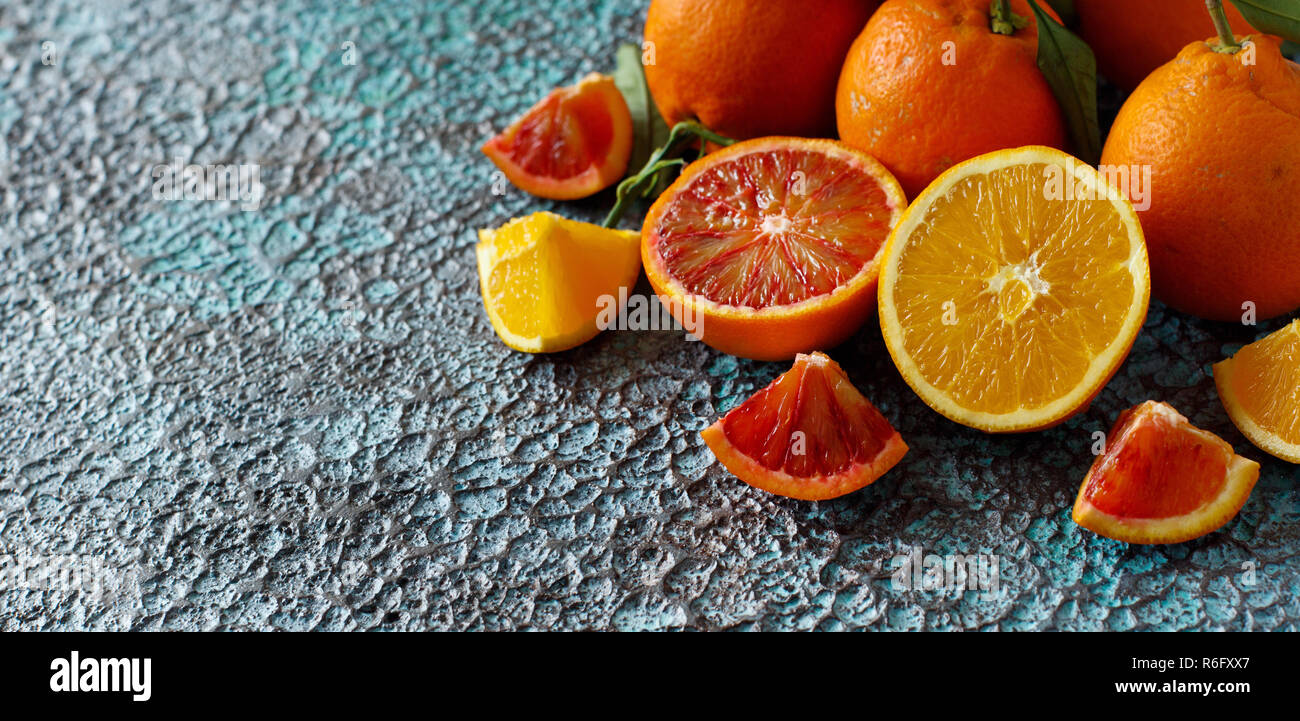 Fresh oranges with leaves Stock Photo - Alamy