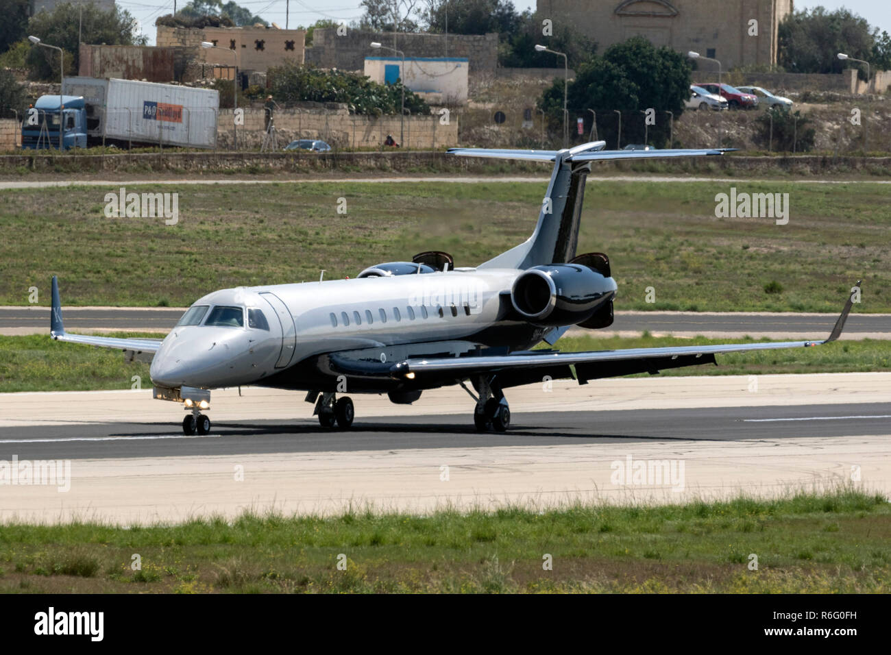 Private jet landing braking hi-res stock photography and images - Alamy