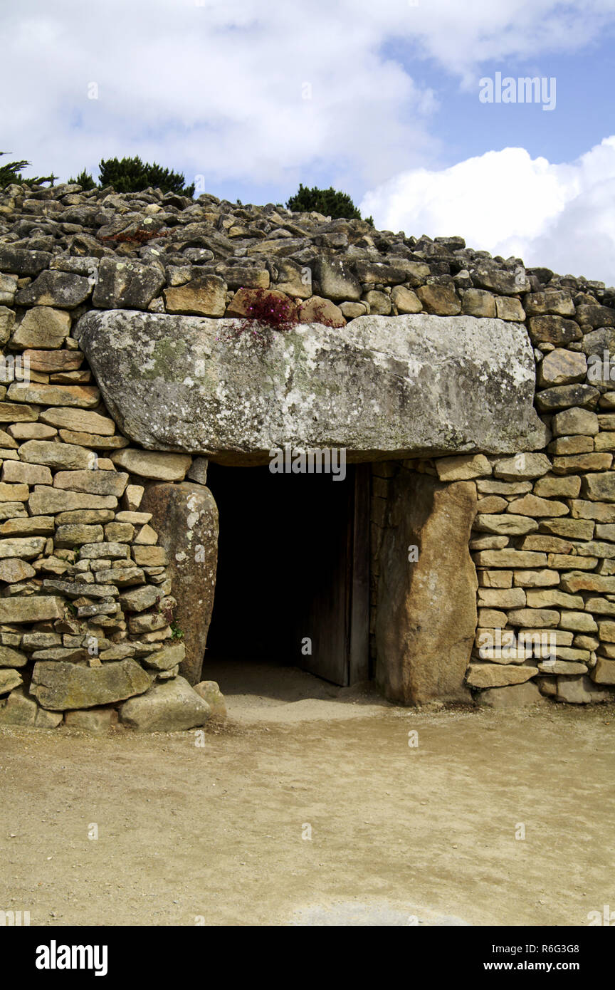 Photographs of stone age monuments hi-res stock photography and images ...