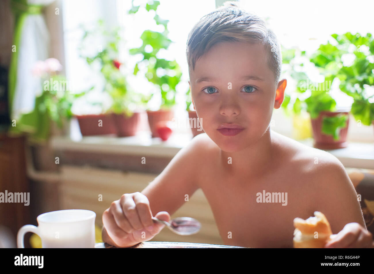 Cute boy ready for breakfast Stock Photo - Alamy