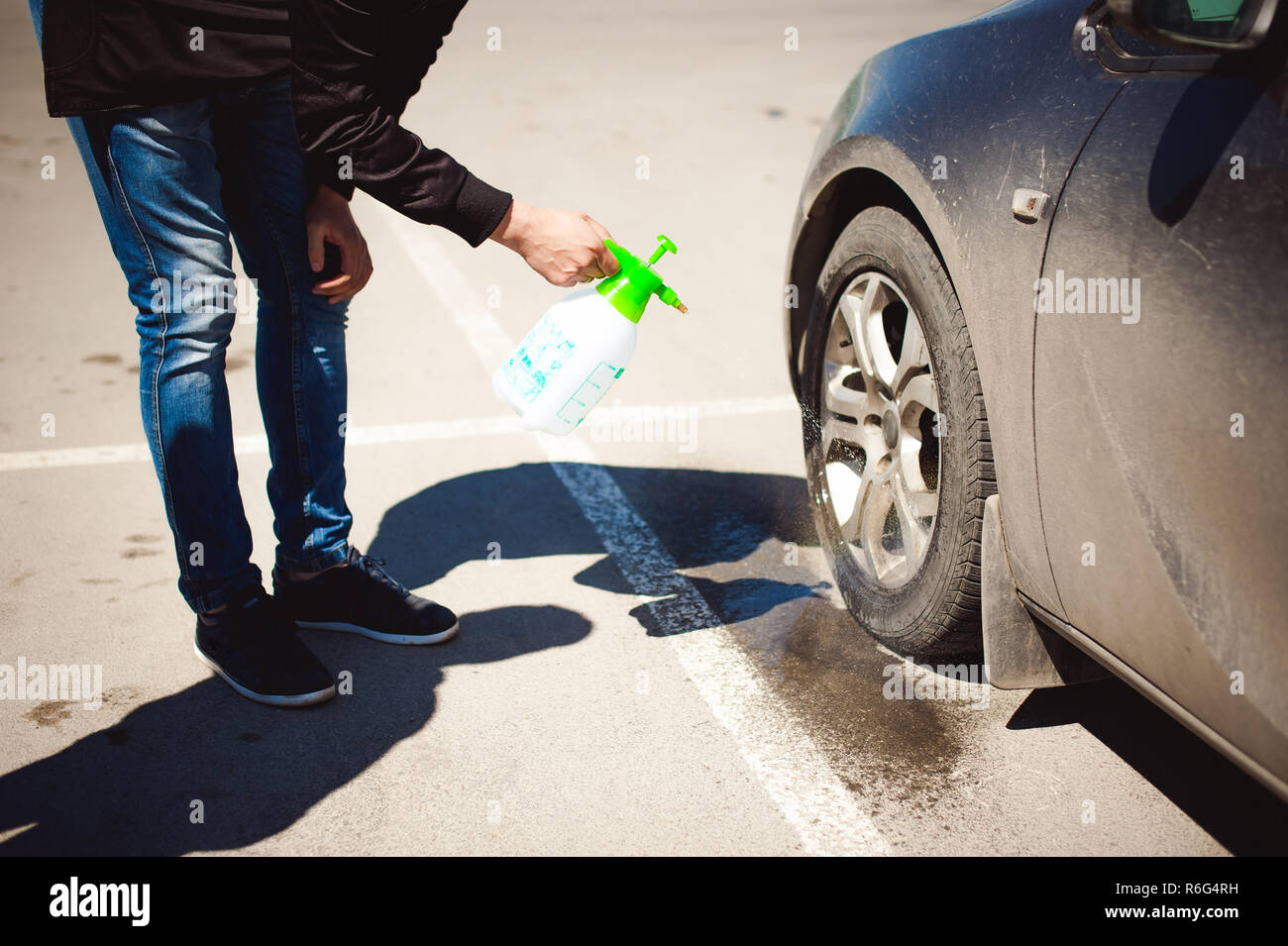 Car cars wash employee hi-res stock photography and images - Alamy