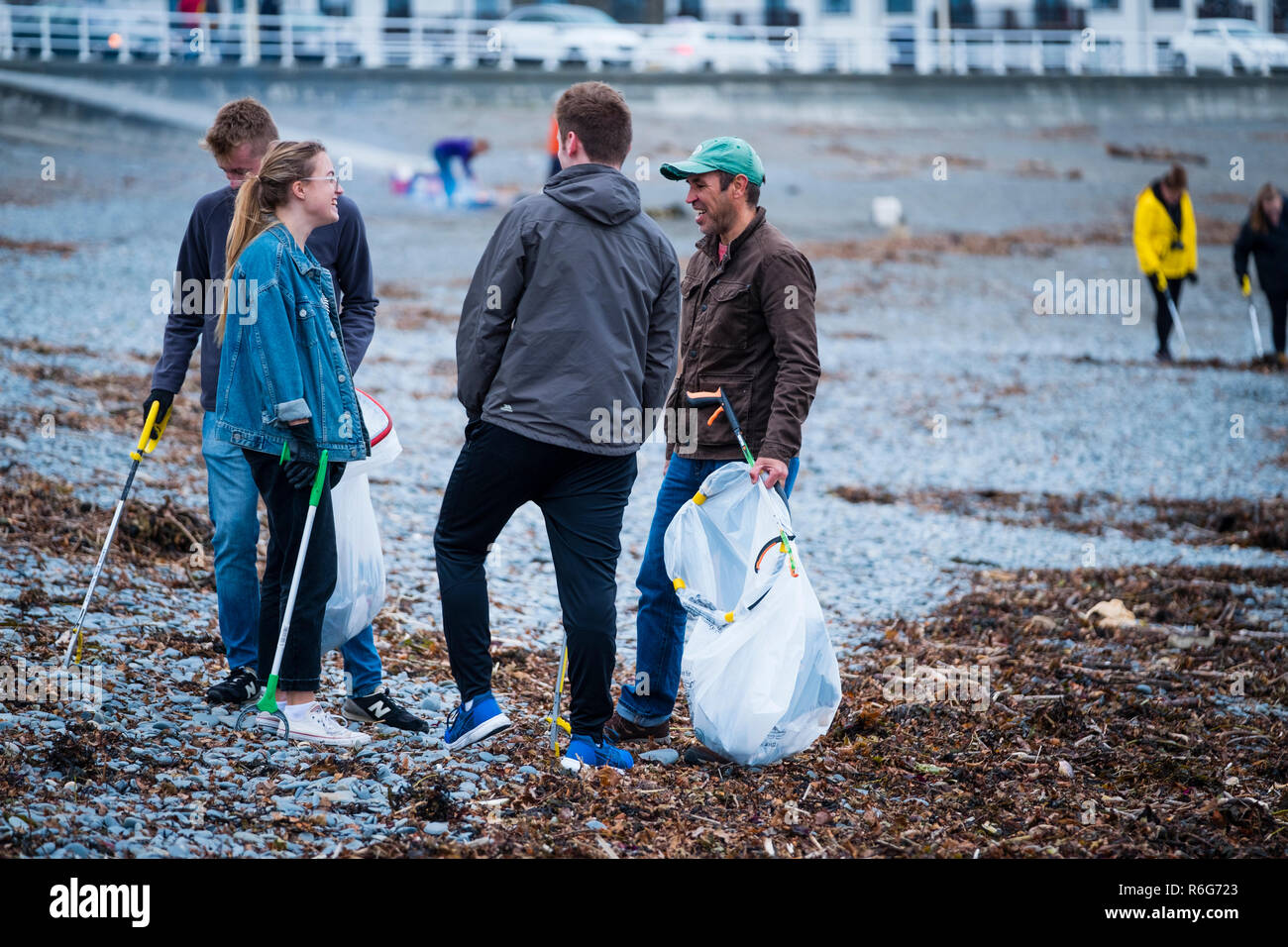 People tidying up local hi-res stock photography and images - Alamy