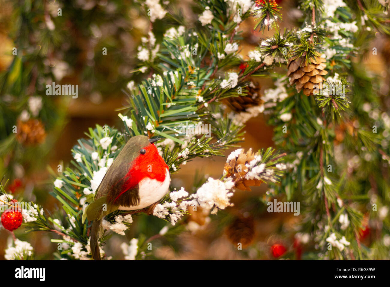 Robin ornament christmas hi-res stock photography and images - Alamy