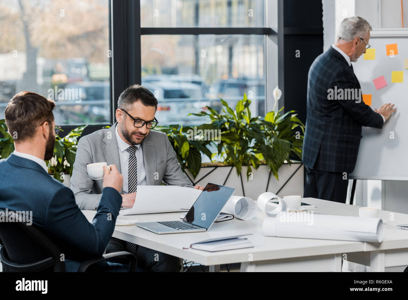 Businessmen in suits hi-res stock photography and images - Alamy