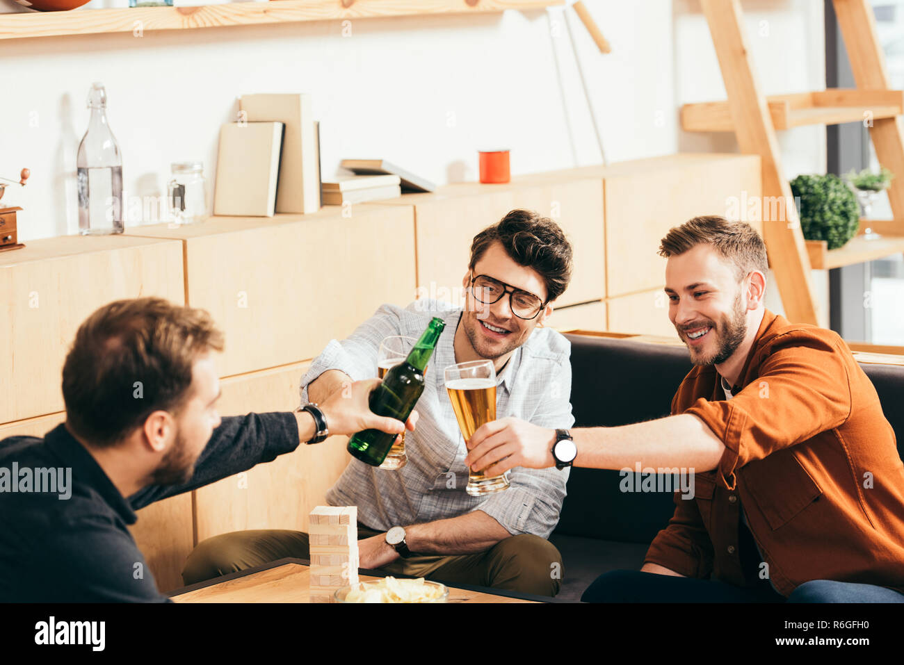 Clinking drinks hi-res stock photography and images - Alamy