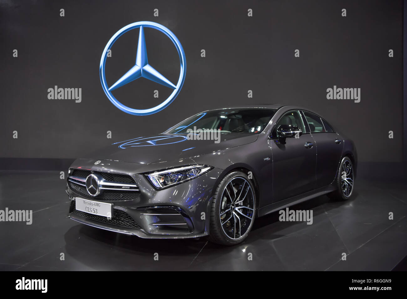 Benz car display showroom hi-res stock photography and images - Alamy