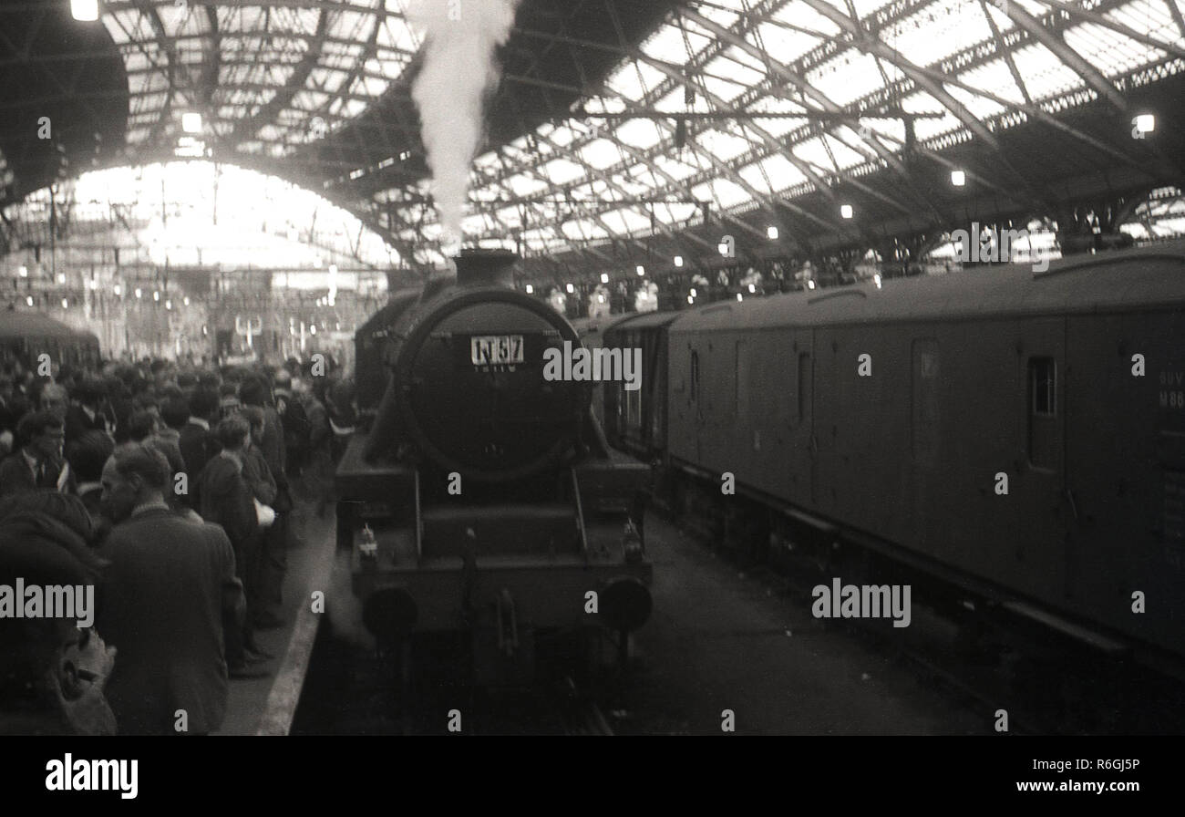 Railway station 1940s hi-res stock photography and images - Alamy