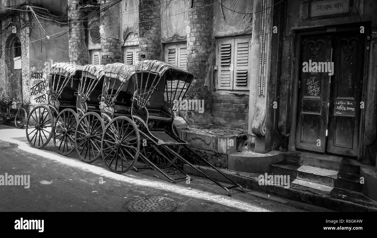 KOLKATA, WEST BENGAL, INDIA - OCTOBER 17, 2018: Traditional hand pulled ...