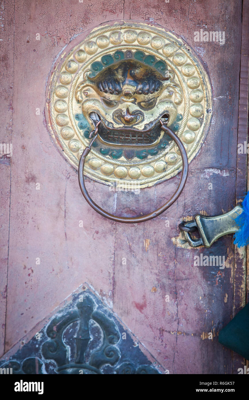 Buddhist temple door Stock Photo - Alamy