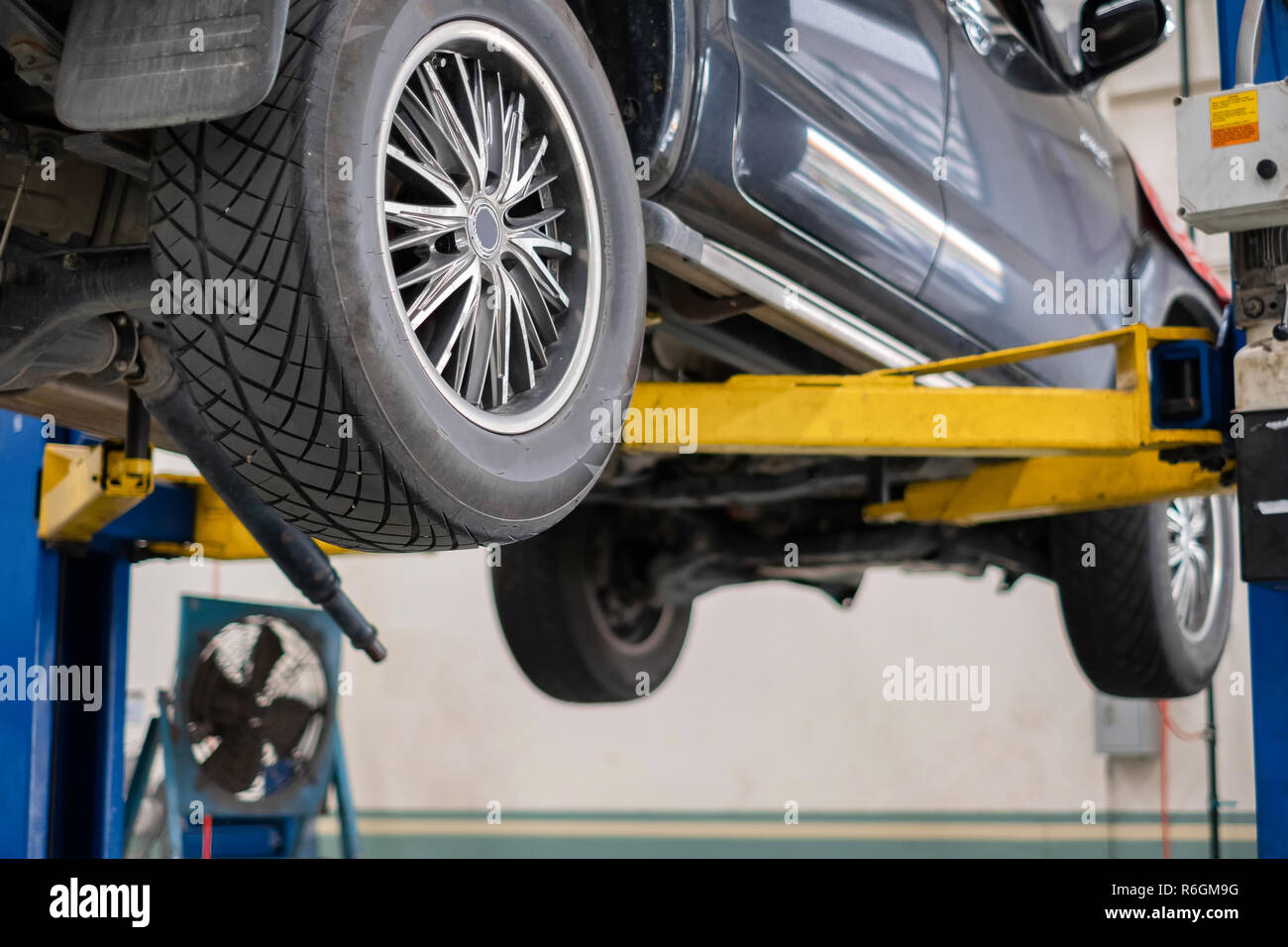Car on lifting platform hi-res stock photography and images - Alamy