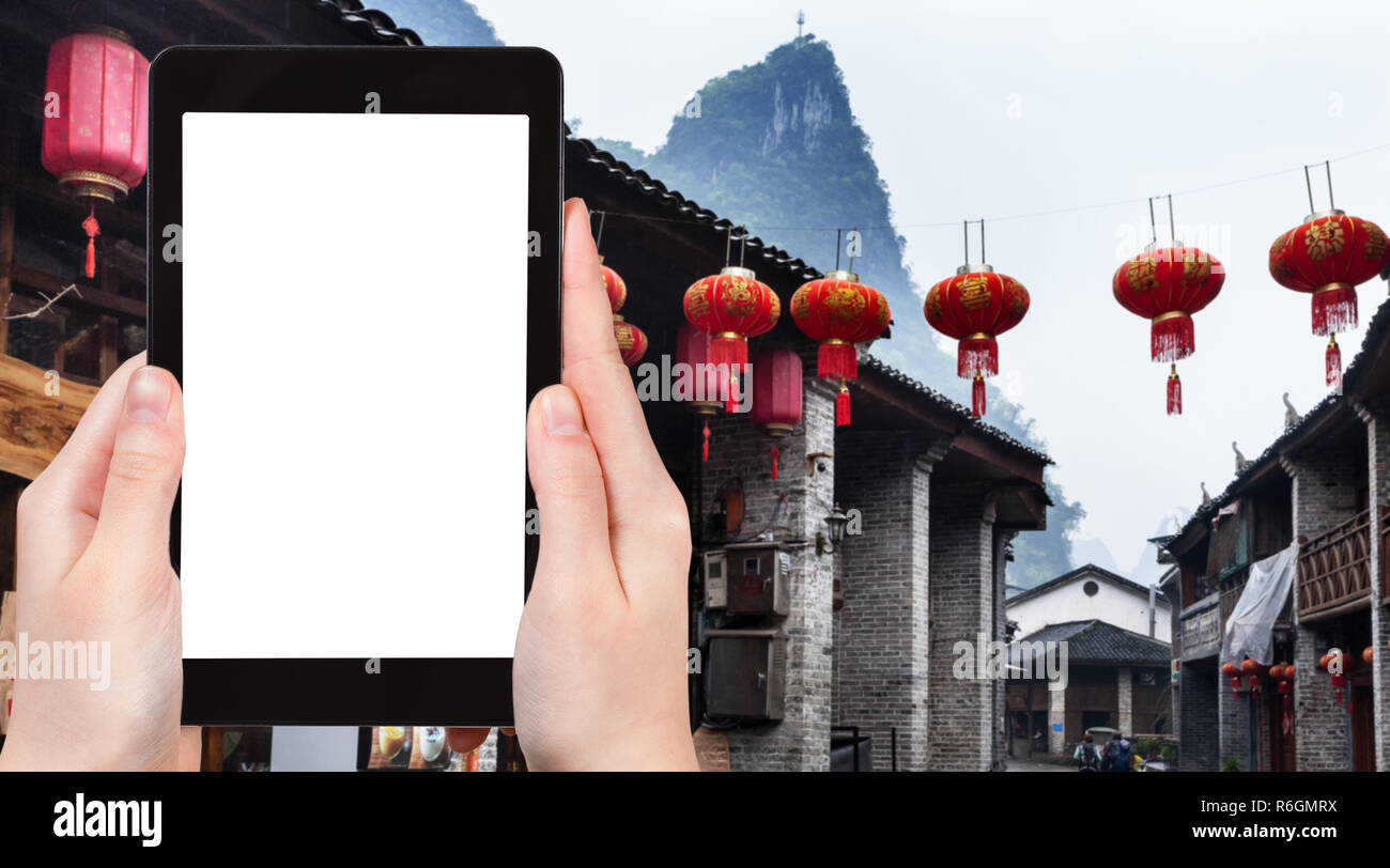 tourist photograps Xing Ping town in China Stock Photo - Alamy