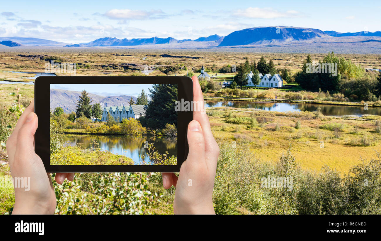 tourist photographs rift valley in Thingvellir Stock Photo - Alamy
