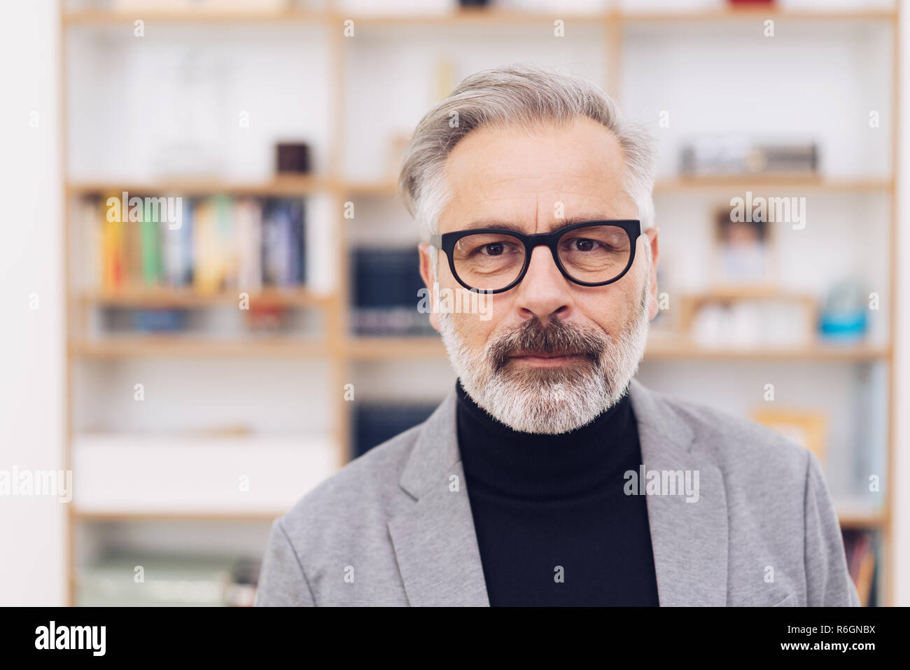 Man standing in front bookshelf hi-res stock photography and images - Alamy