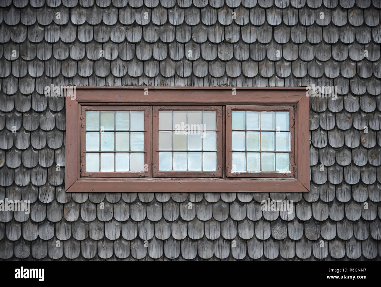 Closed wooden windows hi-res stock photography and images - Alamy