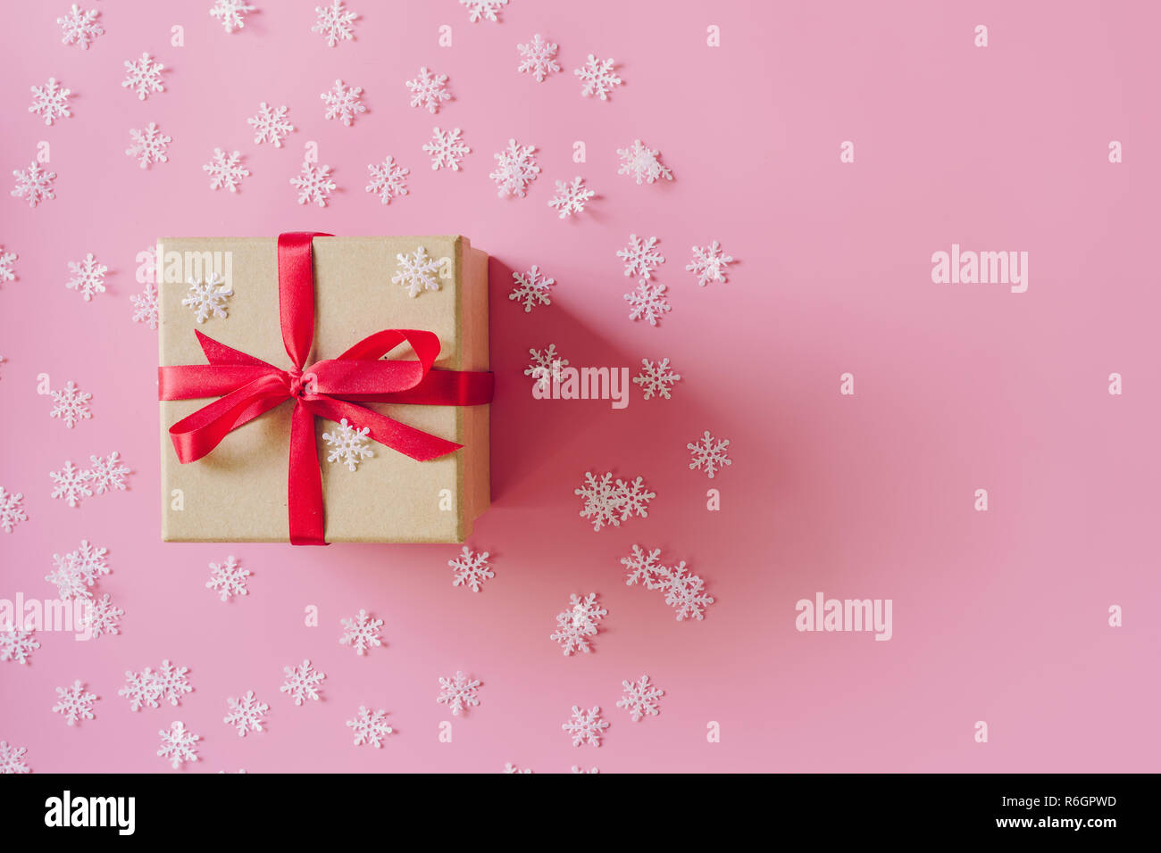 Brown gift box on the pink background with christmas decoration ...