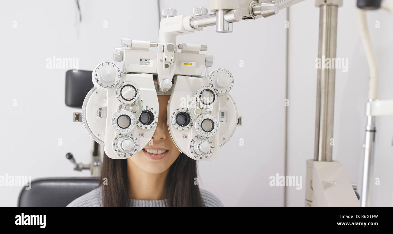 Woman doing eye test Stock Photo - Alamy