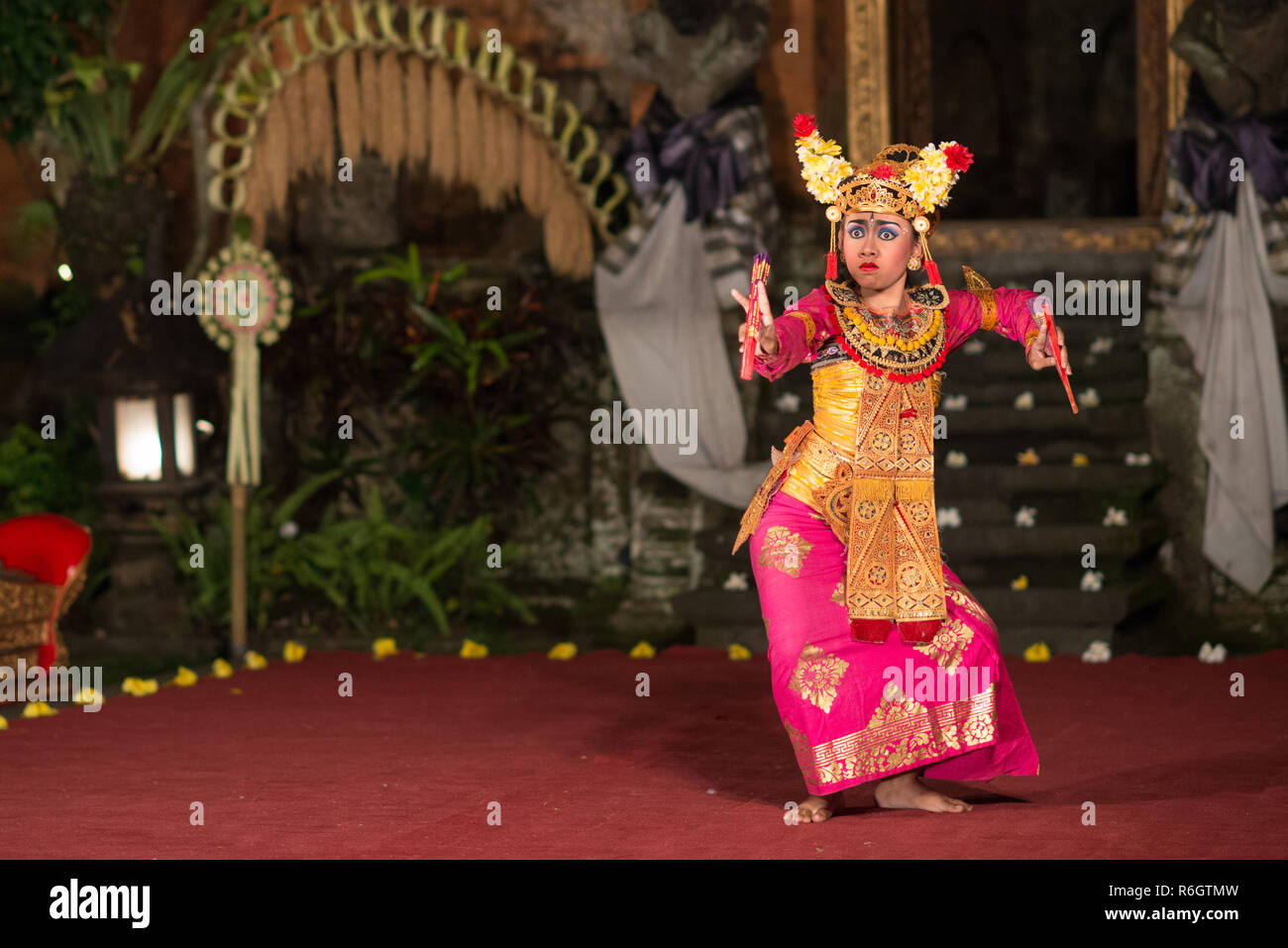 Balinese costume hi-res stock photography and images - Alamy