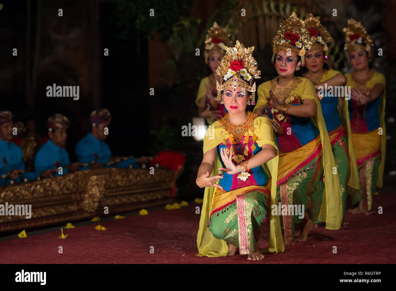 Southeast asian traditional dance hi-res stock photography and images ...