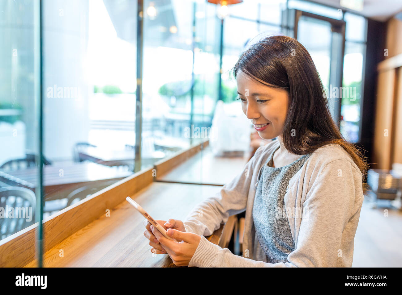 Businesswoman use of mobile phone Stock Photo - Alamy
