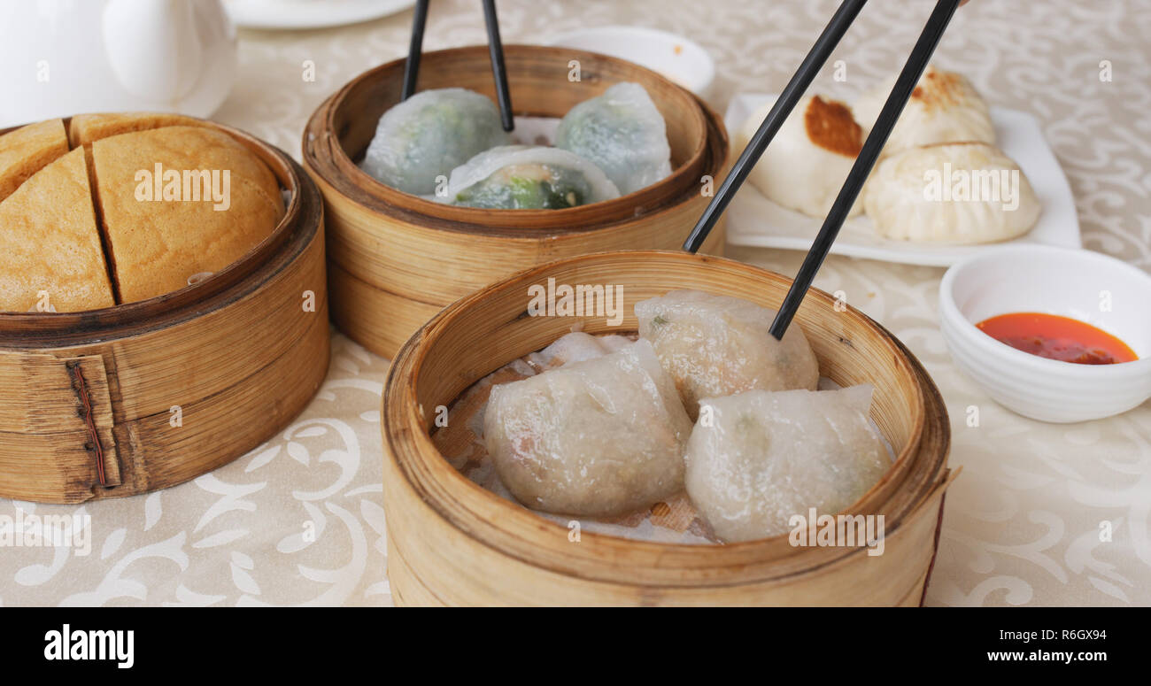 Dim sum restaurant traditional family hi-res stock photography and ...